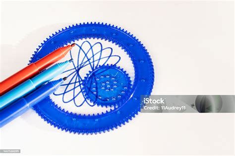 펠트 팁 펜이 있는 스피로그래프 키트 기하학적 패턴 고전적인 복고풍 예술과 공예 공간을 복사합니다 0명에 대한 스톡 사진 및 기타 이미지 Istock