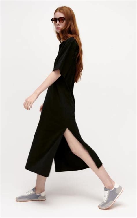 Сукня з коміром і V подібним вирізом короткими рукавами і бічними розрізами по низу розмір