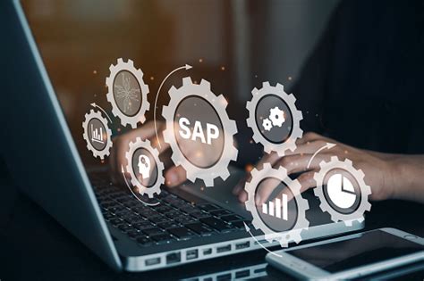 Sap 비즈니스 프로세스 자동화 소프트웨어의 아이콘으로 컴퓨터에서 작업하는 사람 가상 화면에서 Erp 엔터프라이즈 리소스 계획