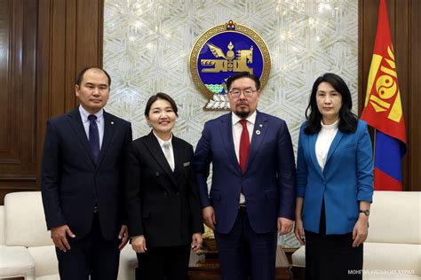 УИХ ын дарга Г Занданшатар Үндсэн хуулийн Цэцийн шинэ гишүүдэд үнэмлэхийг нь гардууллаа