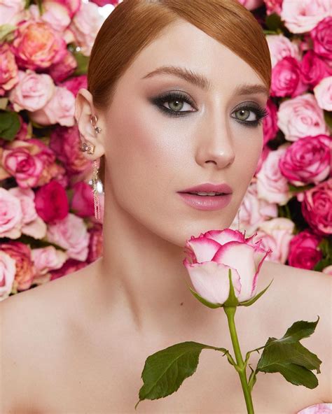 ممثلة تركية تتألق بمجوهرات عصرية وجراءة مبتكرة Hazal Kaya مجلة هي