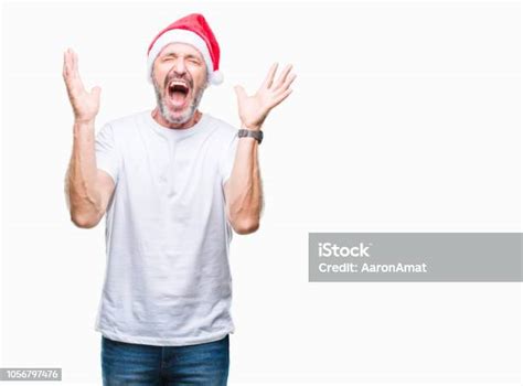 중 년 노인의 수석 남자 이상 크리스마스 모자를 쓰고 절연 배경 화 축 하 하 고 무기와 성공을 위해 미친 제기 흥분 비명 눈을 폐쇄 우승자 개념 T 셔츠에 대한 스톡 사진
