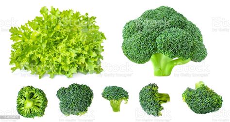 상 추 샐러드와 녹색 브로콜리로 만든 창조적 인 레이아웃 흰색 배경에 고립 된 신선한 야채입니다 평평한 누워 음식 개념입니다