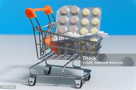캡슐 약 파란색 배경 알약 개념 구매 및 쇼핑 약과 상점 트롤리에 의약품팩 개념에 대한 스톡 사진 및 기타 이미지 개념 개념과 주제 건강관리와 의술 Istock