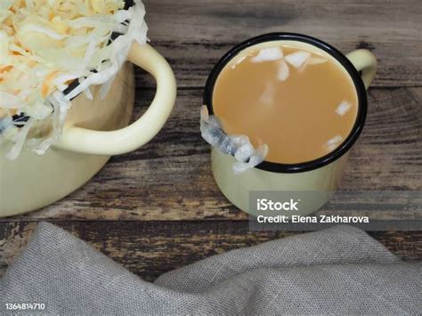 어두운 나무 배경에 그릇에 머그잔과 수제 소금에 절인 음료 클로즈업 적절한 영양을 위한 비타민을 함유한 천연 발효 소금에 절인