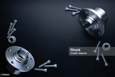 자동차 서비스 어두운 배경에 자동차 정비사 예비 또는 자동차 조각 새로운 금속 자동차 부품세트 텍스트 공간이 있는 수리 및 차량 서비스 0명에 대한 스톡 사진 및 기타