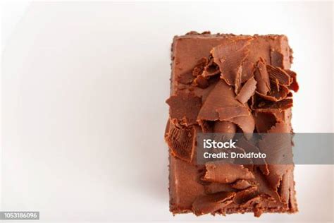 복사 공간 흰색 배경에 접시에 부스러기와 초콜릿 케이크의 한 조각 0명에 대한 스톡 사진 및 기타 이미지 0명 나선형 달콤한 음식 Istock