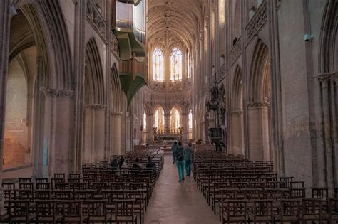 거룩한 건축 고대의 고딕 스타일 관광 교회 교회의 기념물 기독교 기둥 노르망디 대성당 돌 둥근 천장 랜드마크 루이 14세 문화 유산 미사