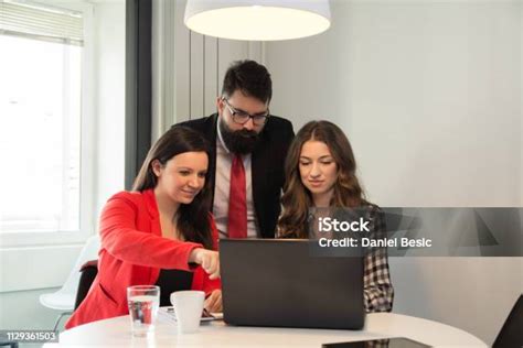 그들의 상사에 게 그들의 새로운 아이디어를 제시 하는 두 명의 아름 다운 비즈니스 우먼 3 명에 대한 스톡 사진 및 기타 이미지 3 명 경외감 기업 문화 Istock