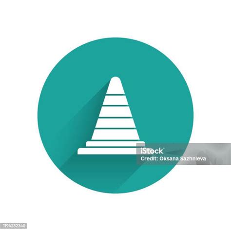 긴 그림자 배경으로 격리 된 흰색 트래픽 원뿔 아이콘입니다 녹색 원 버튼입니다 벡터 일러스트레이션 거리에 대한 스톡 벡터 아트 및 기타 이미지 Istock