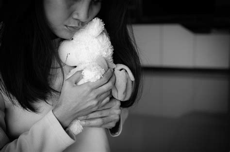 상한 마음 개념 흑백 이미지 혼자 여자 포옹 테디 베어 그녀는 슬픈 불안 문제 가정 생활에 대한 스톡 사진 및 기타 이미지