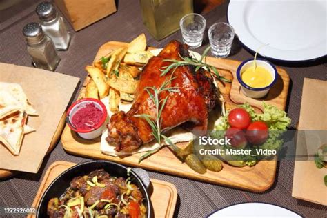 구운 돼지 고기 무릎 양파와 함께 쇠고기 간 튀김 맥주 펍 스포츠 바 고추냉이 보드카와 돼지 고기 무릎 갈색에 대한 스톡 사진 및 기타 이미지 Istock