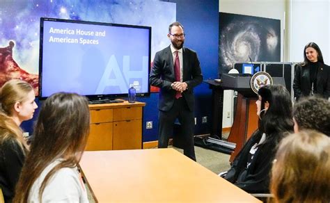 Юні кияни можуть отримати грант на ґрунтовне вивчення англійської мови Вечірній Київ