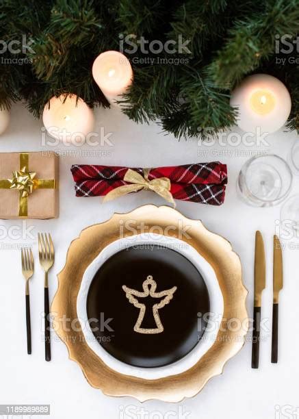 촛불과 전나무로 장식 된 아름다운 크리스마스 테이블 설정 0명에 대한 스톡 사진 및 기타 이미지 0명 12월 1월 Istock