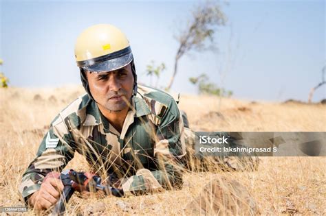 군사 작전 전투 및 감시 개념 군인 은 잔디에 숨어 임무 중에 적을 목표로 총을 들고 크롤링 가리기에 대한 스톡 사진 및 기타 이미지 Istock