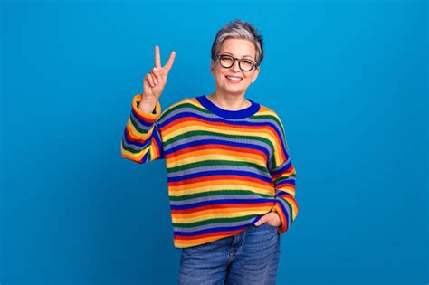 쾌활한 노인 이빨 미소 팔 손가락의 사진은 파란색 배경에 고립 된 V 기호를 보여줍니다 감정에 대한 스톡 사진 및 기타 이미지 감정 긍정적인 감정 표현 노인 Istock