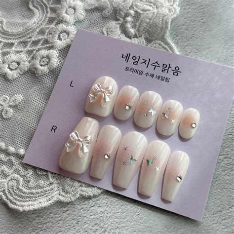 수제네일팁 수줍은 나비 치크 리본네일 봄 여름 홀로그램 진주 반짝이 키치 시럽 글리터네일 붙이는 네일팁 에이블리