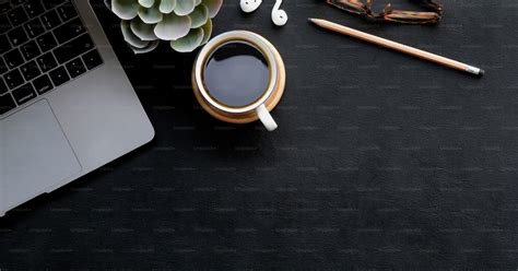 어두운 사무실 가죽 작업 공간 책상 및 용품 작업 공간 및 복사 공간 사진 Unsplash의 컴퓨터 키보드 이미지