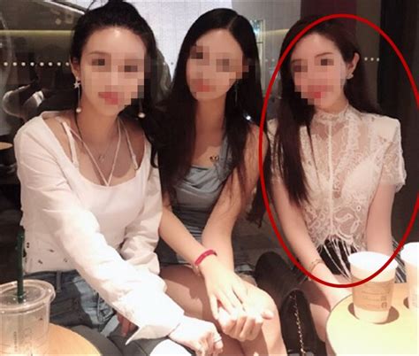 这一名90后空姐，仅和周杰伦合影就传绯闻！网友：还送房车了 搜狐大视野 搜狐新闻