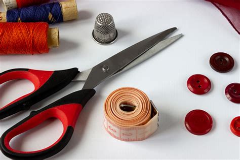 바느질 액세서리 스레드 버튼 직물 골무 가위 및 흰색 배경의 센티미터의 골격 0명에 대한 스톡 사진 및 기타 이미지 0명 가위 개념 Istock