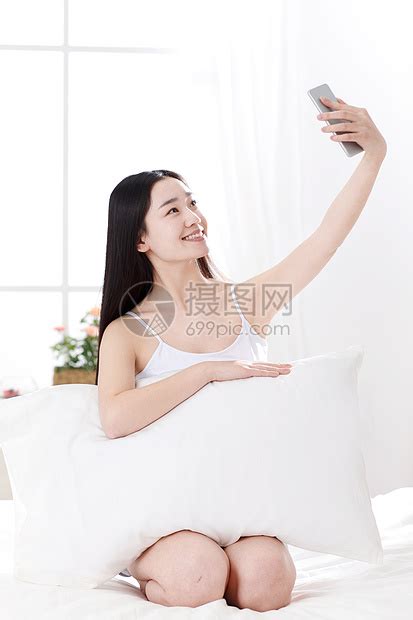 青年女人在卧室自拍高清图片下载 正版图片507633085 摄图网