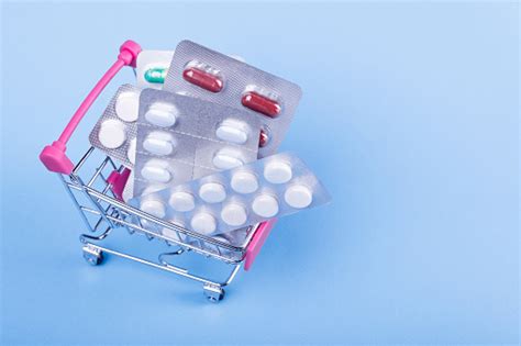 의학 개념 파란색 배경에 상점 트롤리에 다양한 캡슐 정제 및 의약품 알 약 개념 구입 및 쇼핑 의학 개념에 대한 스톡 사진 및 기타 이미지 Istock