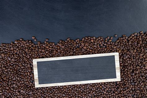 나무 테이블 배경에 나무 표지판과 커피 콩 모형 및 템플릿은 문자 카드 잡지 표지 포스터 및 배너 등을 텍스트공간으로 만듭니다 맨 위 보기입니다 플랫 레이 0명에 대한 스톡