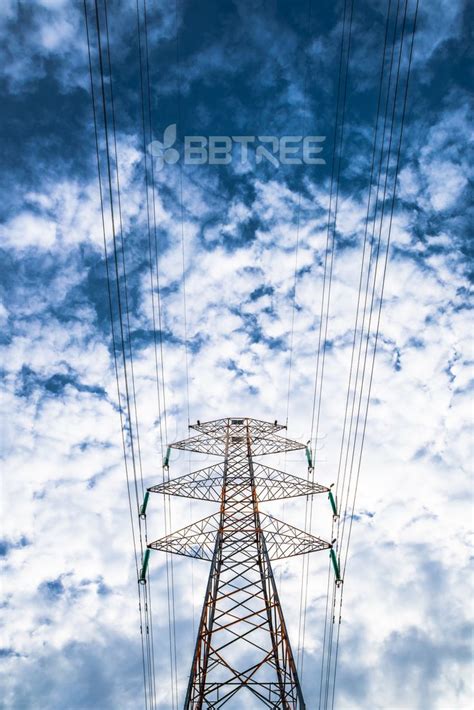 구름낀 하늘아래의 다채로운 색상의 송전철탑과 전선 산업 모모 사진 전기 전력 하늘 케이블 라인 주탑 전압 높은 산업 파란색 전송 와이어 철 구름