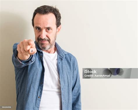 카메라 하 고 당신에 게 손 기호 긍정적이 고 자신감 제스처 앞에서 손가락으로 가리키는 수석 남자 가리키기에 대한 스톡 사진 및 기타 이미지 Istock