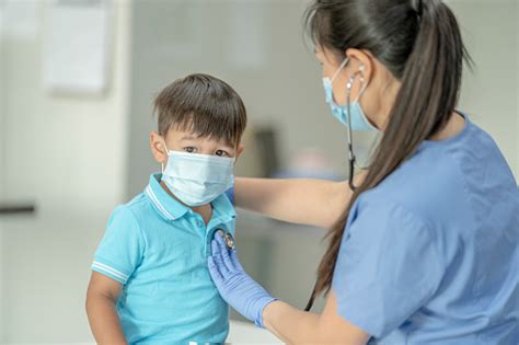젊은 아시아 소년 입고 A 얼굴 마스크 에 의사 약속 2 3 살에 대한 스톡 사진 및 기타 이미지 2 3 살 2명 30 34세 Istock