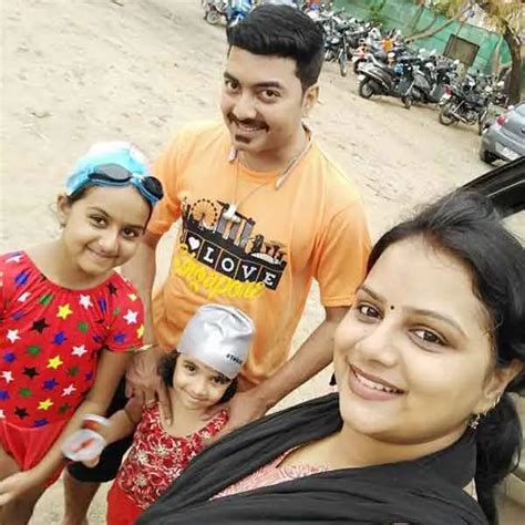 சன் Tv சீரியல் பிரபலங்களின் நிஜ மனைவிகளை பார்த்துள்ளீர்களா… Awake India