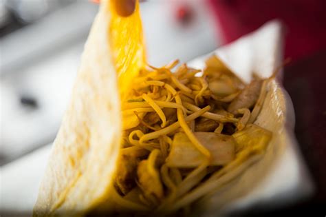 위에 소스를 곁들인 일본식 쌀 오믈렛 오코노미야키는 야채 쌀 고기로 속을 채우고 소스를 얹은 일본식 오믈렛입니다 0명에 대한 스톡 사진 및 기타 이미지 Istock