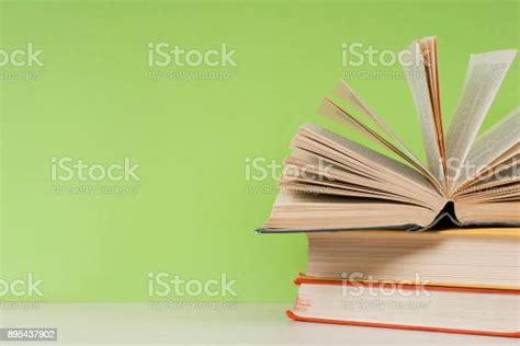 오픈도 서 나무 테이블에 대 한 Hardback 책입니다 교육 배경입니다 학교 돌아가기 텍스트에 대 한 공간을 복사 합니다 더미에 대한 스톡 사진 및 기타 이미지 Istock