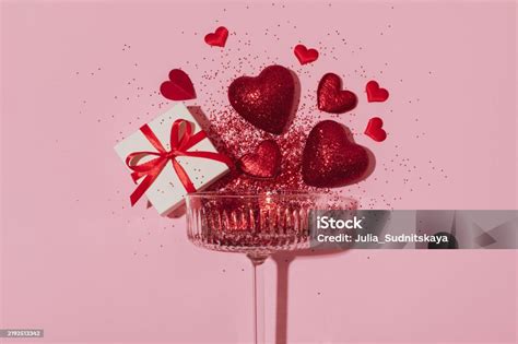 샴페인 잔 선물 상자 및 빨간 하트는 발렌타인 데이 미적 개념 평면도를 위해 반짝이는 반짝이를 장식했습니다 0명에 대한 스톡 사진 및 기타 이미지 Istock