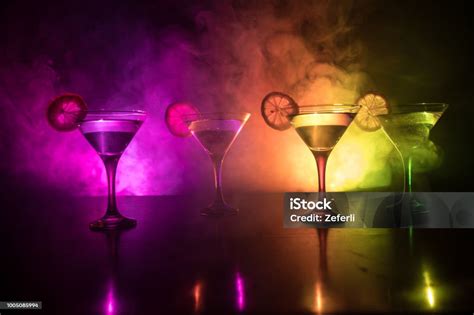 여러 유명한 칵테일 마티니 잔 어두운 톤된 안개 배경 및 디스코 조명 술집에서 촬영 클럽 음료 개념입니다 0명에 대한 스톡 사진 및 기타 이미지 Istock
