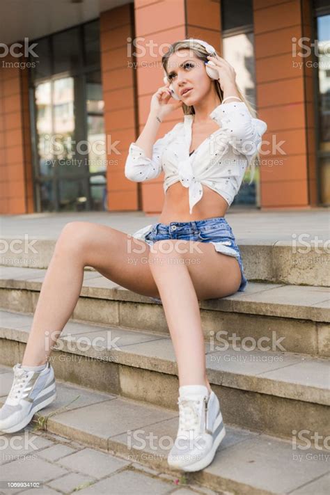 세련 된 옷과 음악을 나열 하 고 계단에 앉아 헤드폰에 아름 다운 금발 여자 거리에 대한 스톡 사진 및 기타 이미지 거리 금발 머리 머리 모양 Istock