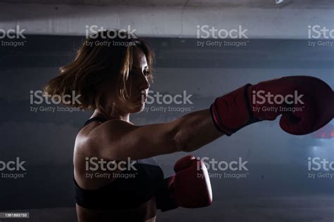권투 운동을하고 연기가 자욱한 배경에 직접 히트를 만드는 경쟁 싸움 태도를 가진 스포티 한 소녀 25 29세에 대한 스톡 사진 및 기타 이미지 Istock