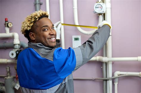 미소 짓는 아프리카계 미국인 남성이 측정 테이프 측정으로 측정을 합니다 기체 물리 구조에 대한 스톡 사진 및 기타 이미지 기체 물리 구조 수리 연관공 Istock