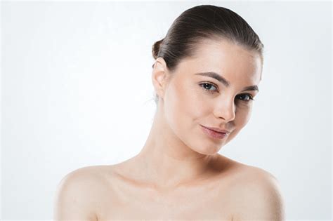 여자 피부 얼굴 아름 다운 건강 한 피부 관리 여성 초상화 화장 자연 스러운 메이크업 젊은 아름다움 모델 흰색 절연 하지 않고 깨끗 한 얼굴 갈색 머리에 대한 스톡 사진 및