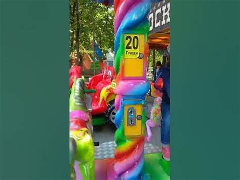 Маша на атракціонах в парку Катається у каруселі з Конями - YouTube