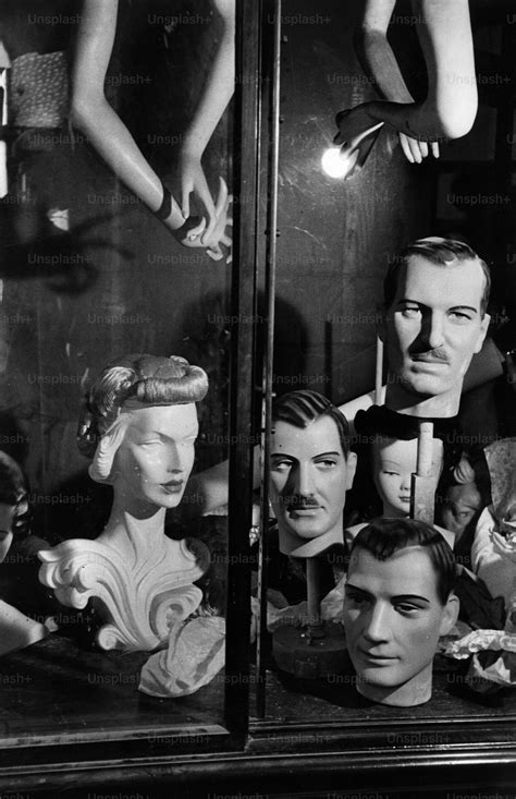 런던 베이스워터의 작은 공장에서 완성된 왁스 모델 헤드의 쇼케이스 사진 Unsplash의 마네킹 머리 이미지