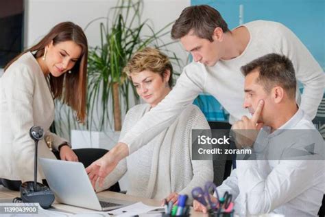 회의 테이블에서 동료에 게 랩톱에 콘텐츠를 표시 하는 사람 30 34세에 대한 스톡 사진 및 기타 이미지 30 34세 4 명 40 44세 Istock