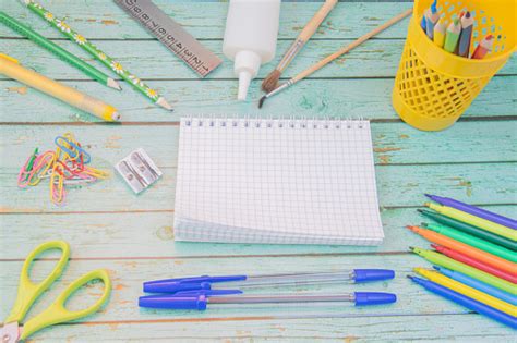 학교 용품입니다 컬러 마커 연필 블루 Ballpens 파란색과 녹색 위 노란색 고무 클립 노트북 술 및 금속 Pencilsharper 0명에 대한 스톡 사진 및 기타 이미지