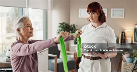 저항 밴드 물리 치료사 및 노인 여성은 건강 이동성 및 물리 치료를 위해 태블릿을 사용합니다 헬스케어 의료 컨설팅 및 재활을 위한 환자와 함께하는 디지털 기술 전문가 2명에