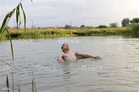 아버지는 아들들에게 수영과 물 속으로 뛰어드는 법을 가르치고 아이들은 주말에 강가에서 재미있게 놀고 웃고 행복하게 지냅니다 12