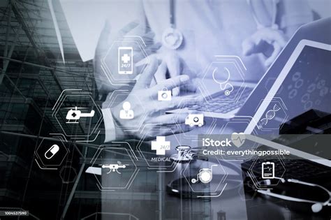 의료 공동 작업 개념 스마트 폰 및 런던 시 노출 병원에 현대 사무실에서 그의 팀 회의를 디지털 태블릿 및 노트북 컴퓨터 협력 의사 간호사에 대한 스톡 사진 및 기타 이미지