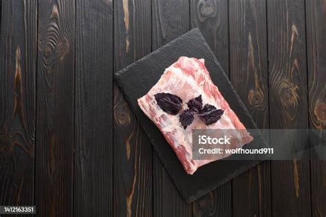 소박한 어두운 배경에 바질이있는 돼지 고기 허리의 큰 조각 0명에 대한 스톡 사진 및 기타 이미지 0명 검은색 고기 Istock