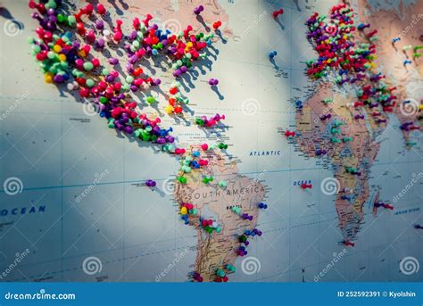 有很多图钉的世界地图 库存图片 图片 包括有 旅行 销钉 旅途 世界 宏指令 状态 假期 252592391