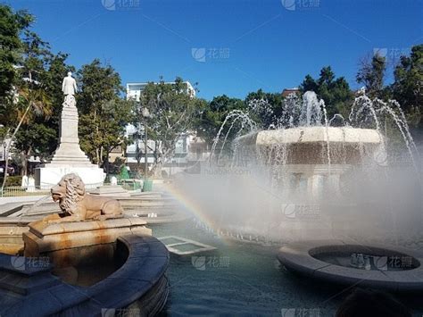 波多黎各庞塞的狮子喷泉，里面有彩虹