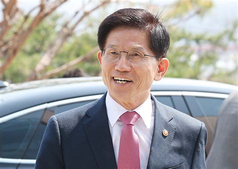 [속보] 김문수 오늘 장관직 사퇴… 대선 출마 전망